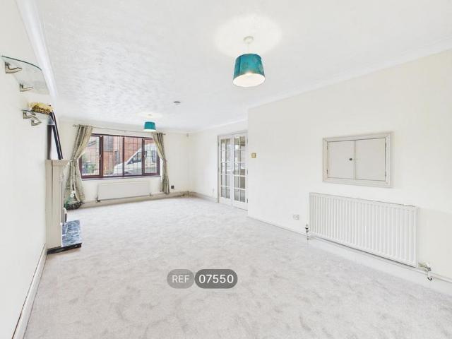 4 bedroom detached house to rent