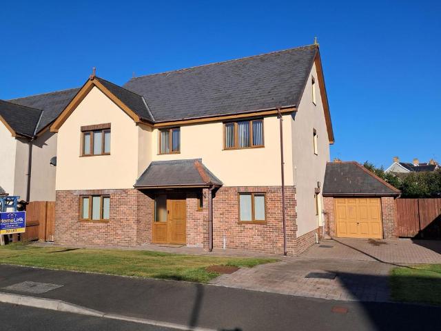 4 bedroom detached house to rent