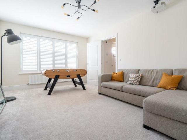 4 bedroom detached house to rent