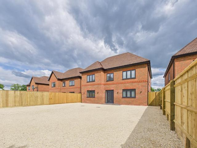 4 bedroom detached house to rent