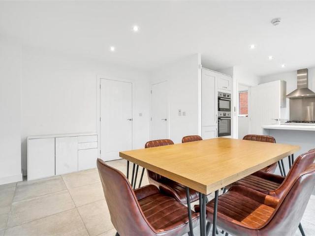 4 bedroom detached house to rent