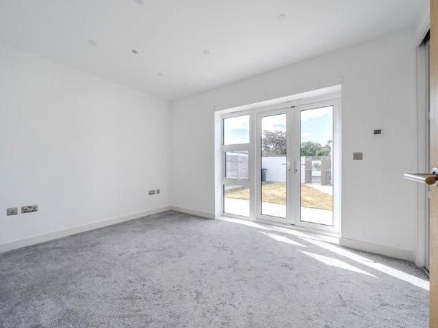 4 bedroom detached house to rent