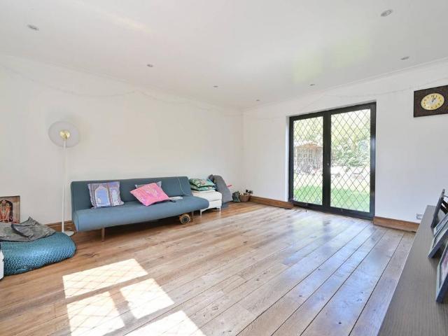 4 bedroom detached house to rent