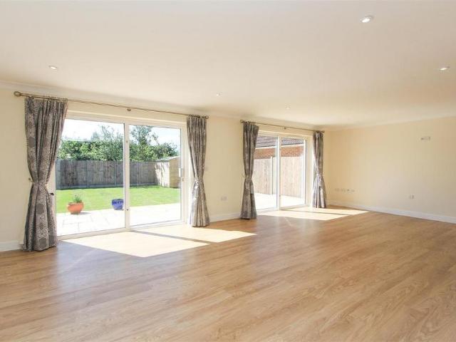 4 bedroom detached house to rent