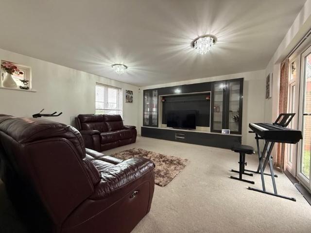 4 bedroom detached house to rent