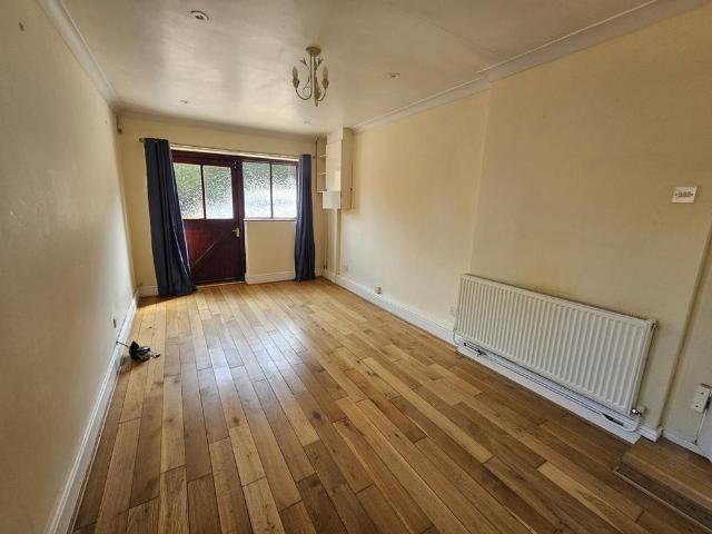 4 bedroom detached house to rent