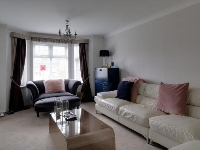 4 bedroom detached house to rent