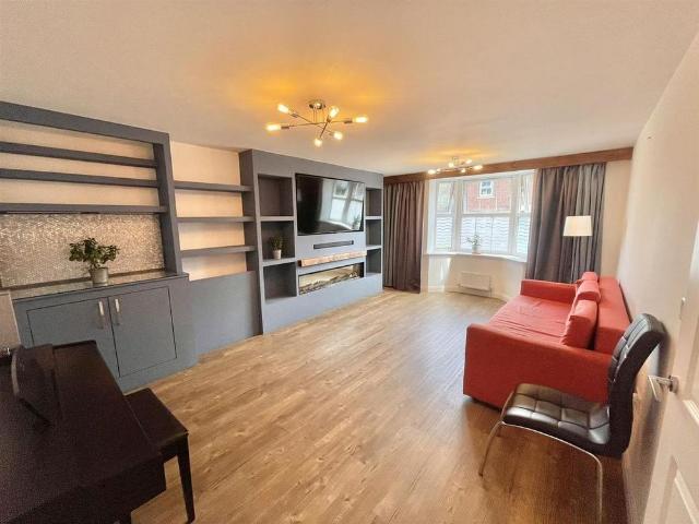 4 bedroom detached house to rent