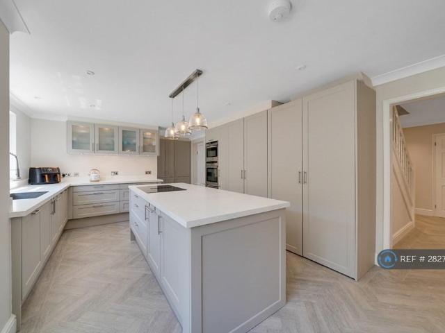 4 bedroom detached house to rent