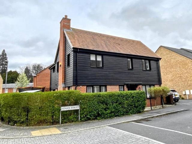 4 bedroom detached house to rent