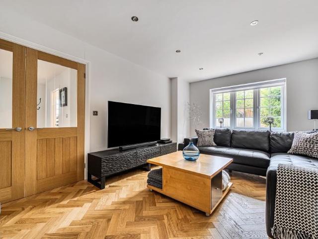 4 bedroom detached house to rent