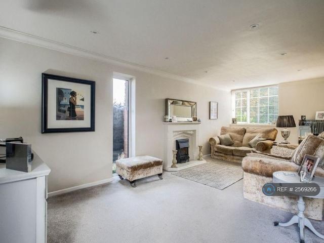 4 bedroom detached house to rent