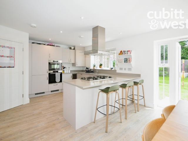 4 bedroom detached house to rent