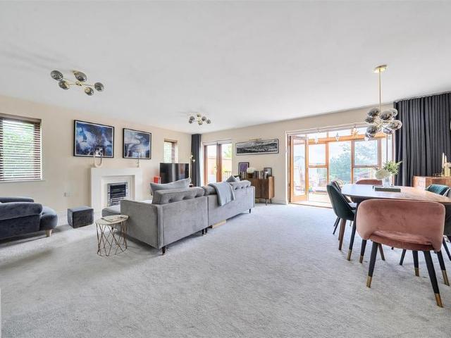 4 bedroom detached house to rent