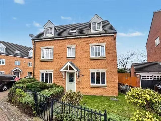 4 bedroom Detached House to rent, Waggon Road, Leeds, LS10 £1.