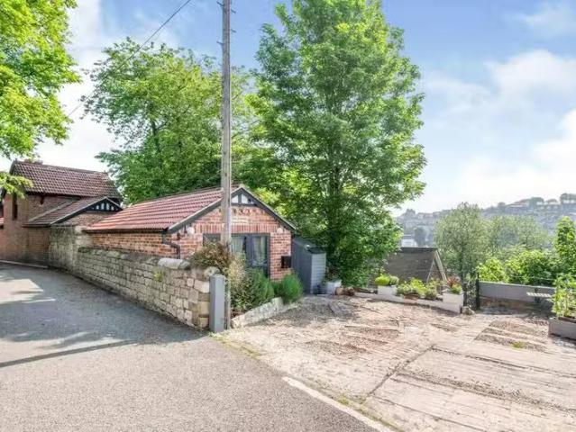 4 bedroom Detached House to rent, Castle Avenue, Conisbrough.