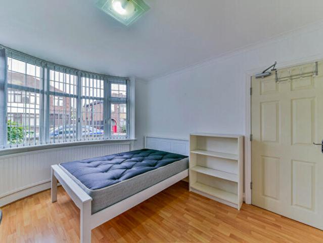 4 Bedroom Detached House To Rent In Westholme Gardens, Westholme Gardens, Nottingham, NG8