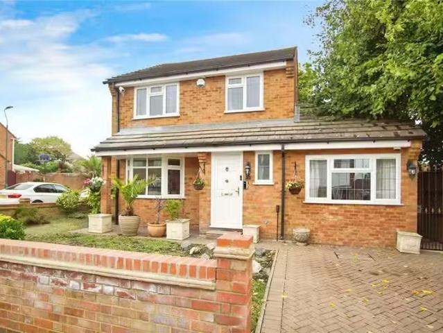 4 bedroom Detached House to rent, Milford Close, London, SE2.