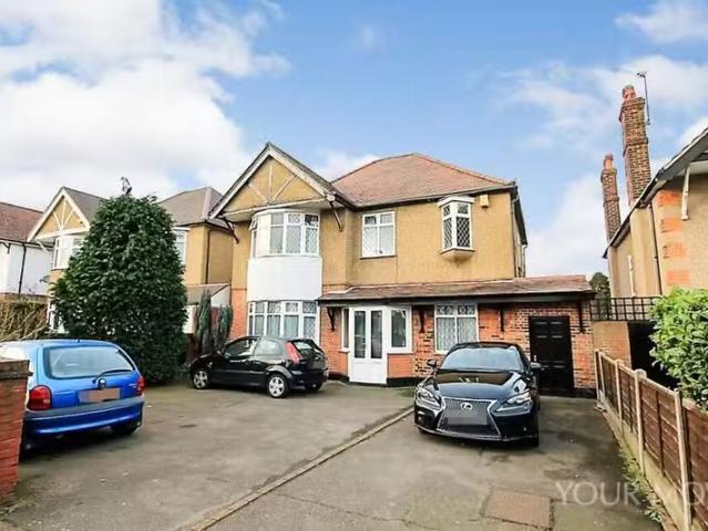 4 bedroom Detached House to rent, Squirrels Heath Road, Romfor.