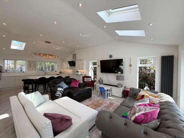 4 bedroom detached to let