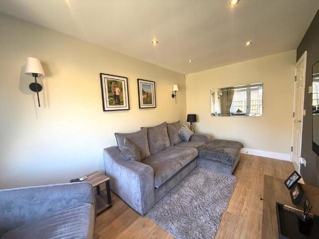 4 bedroom detached to let