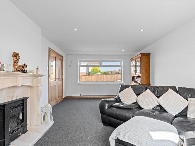 4 bedroom detached villa to rent