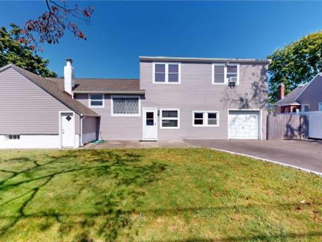 4 bedroom, Deer Park NY 11729 LS72692247