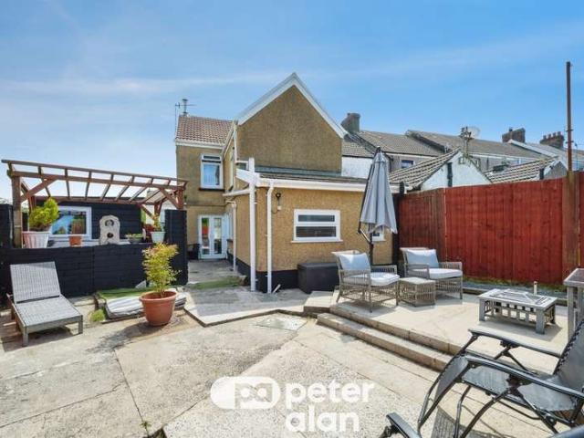 4 Bedroom End Of Terrace House