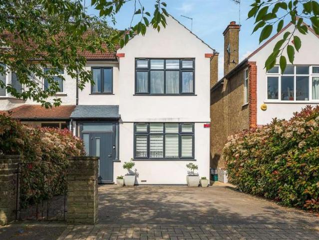 4 Bedroom End Of Terrace House