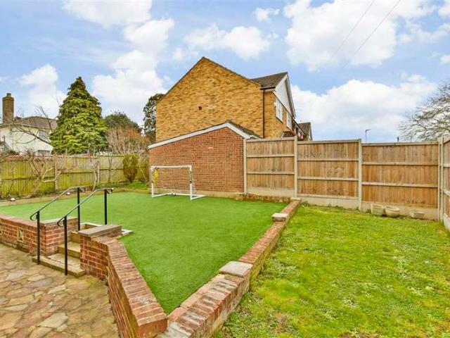 4 Bedroom End Of Terrace House