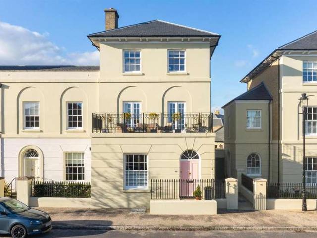 4 Bedroom End Of Terrace House