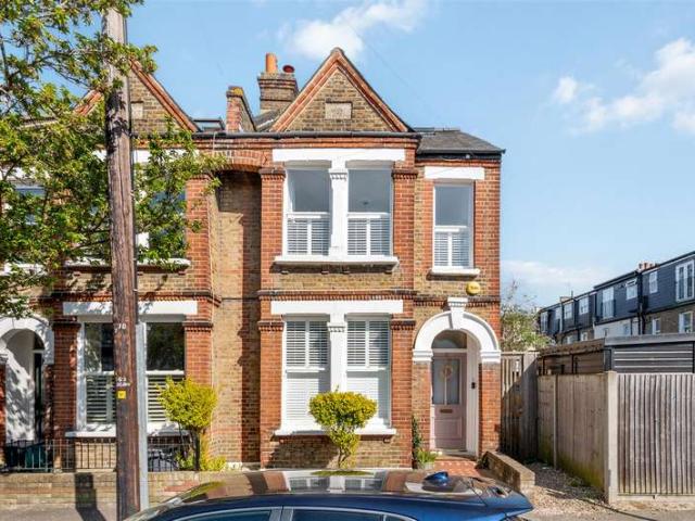 4 Bedroom End Of Terrace House
