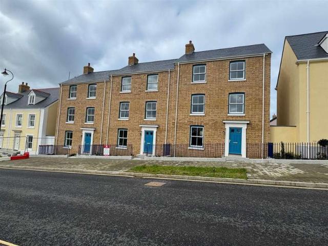 4 Bedroom End Of Terrace House