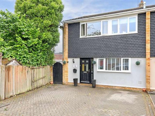 4 Bedroom End Of Terrace House