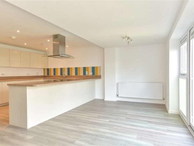 4 Bedroom End Of Terrace House