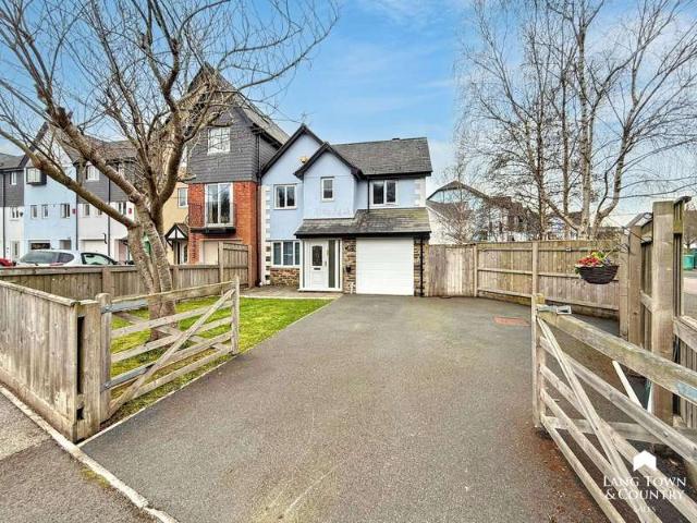 4 Bedroom End Of Terrace House
