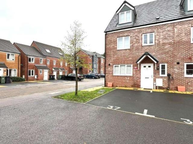 4 Bedroom End Of Terrace House