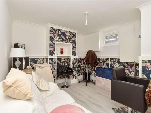 4 Bedroom End Of Terrace House