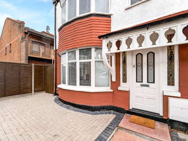 4 Bedroom End Of Terrace House