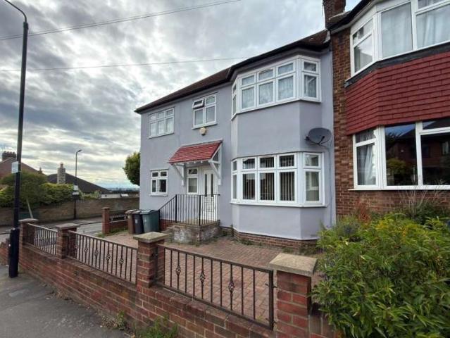 4 Bedroom End Of Terrace House