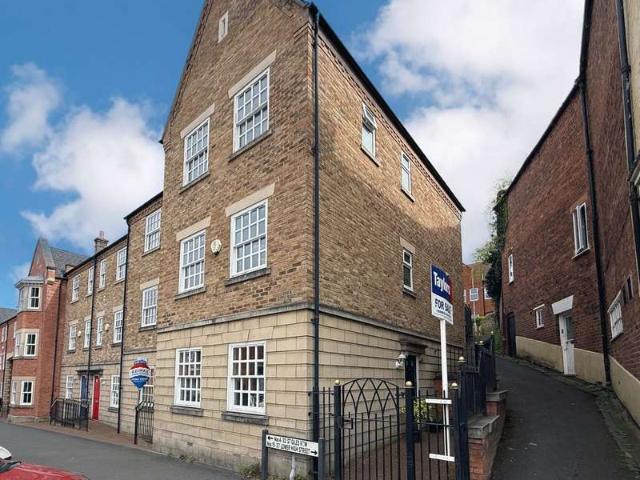 4 Bedroom End Of Terrace House