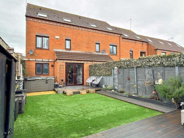 4 Bedroom End Of Terrace House
