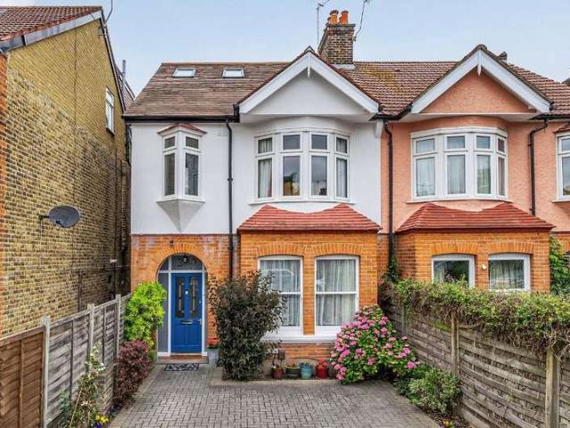 4 Bedroom End Of Terrace House