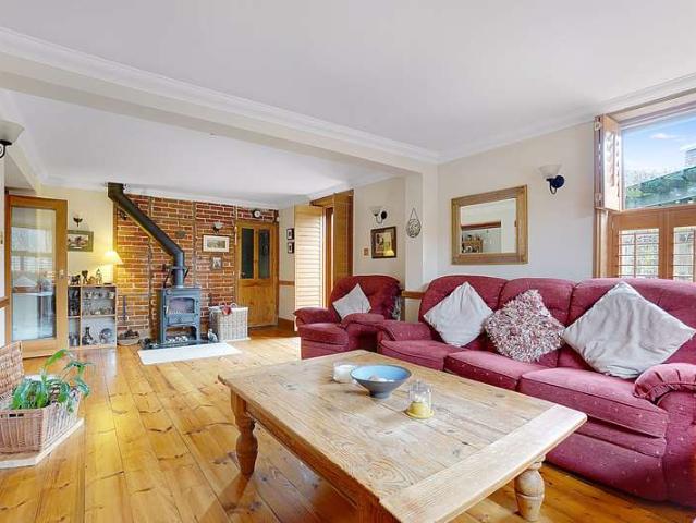 4 Bedroom End Of Terrace House