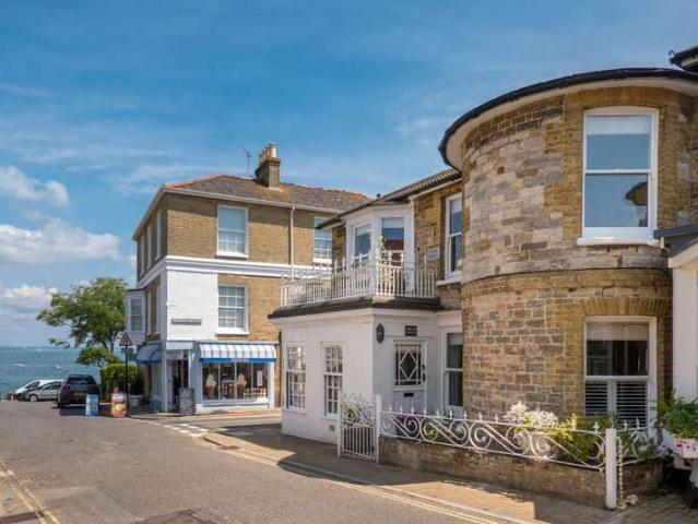4 Bedroom End Of Terrace House