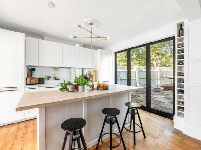 4 Bedroom End Of Terrace House