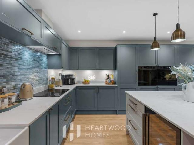 4 Bedroom End Of Terrace House