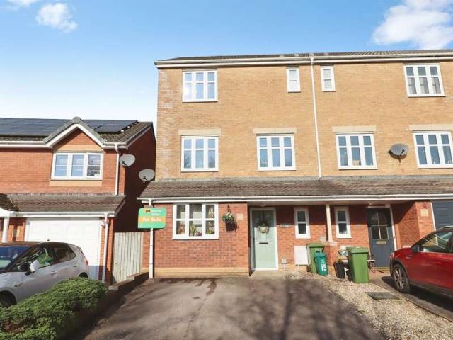 4 Bedroom End Of Terrace House