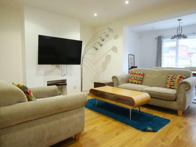 4 Bedroom End Of Terrace House