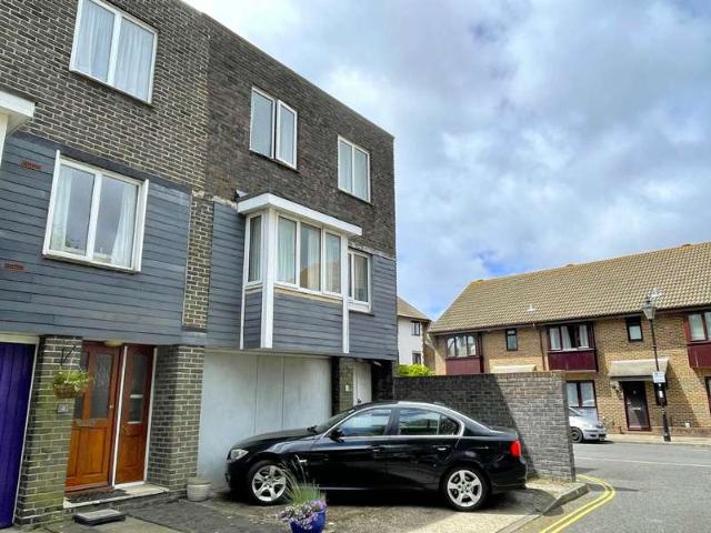 4 Bedroom End Of Terrace House